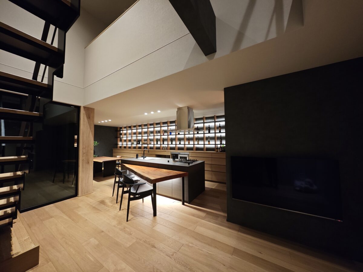 【住友林業の実例】自邸のこだわり・仕様を解説｜LDK編｜バーのあるホテルライクな家 - ENOHARU HOUSE